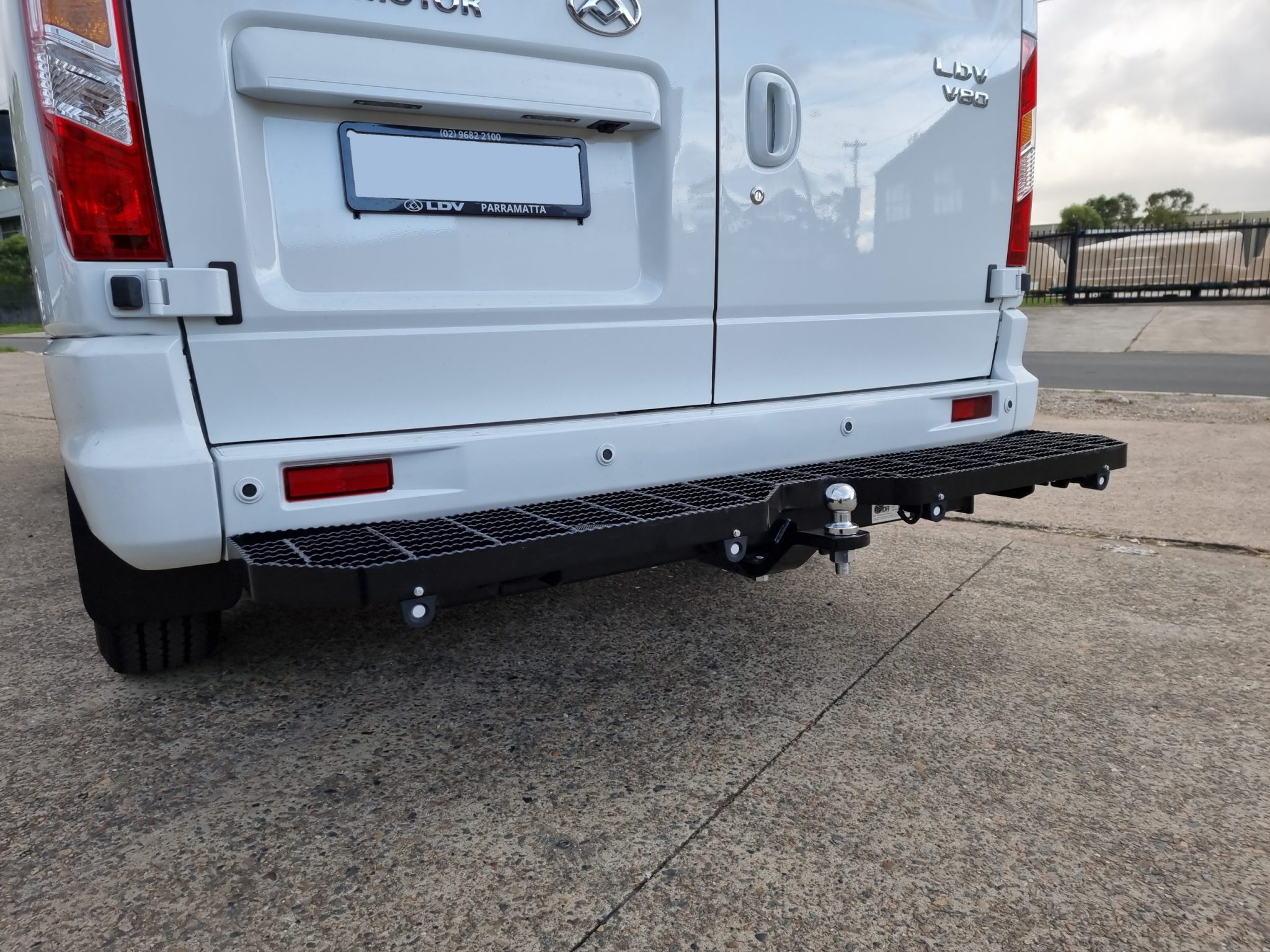LDV V80 Cargo Van Rear Techician Step & Towbar (02/2013- on) – Formula ...